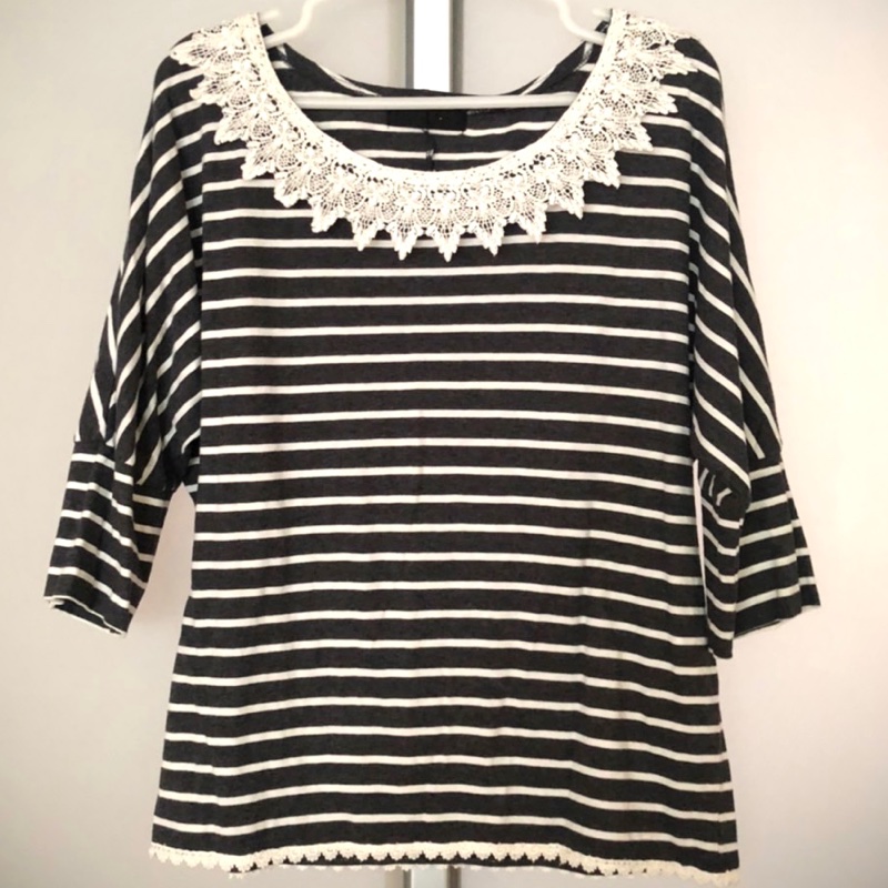 日系專櫃JENASIS深灰X白 條紋蕾絲領純棉上衣｜PopChill 拍拍圈