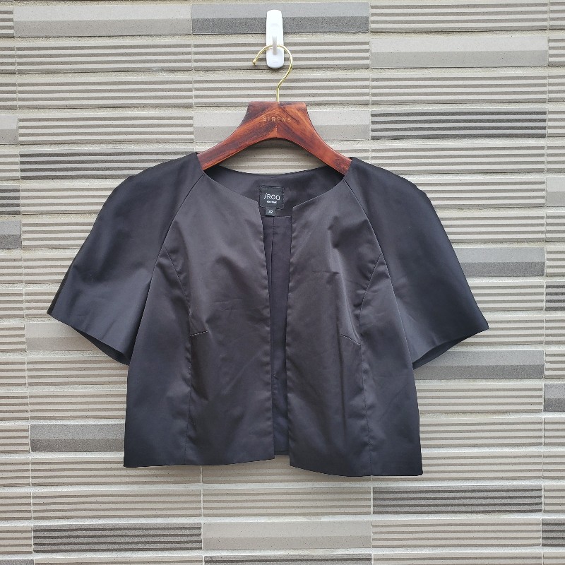 IROO 緞面黑色短版秀珍外套｜PopChill 拍拍圈