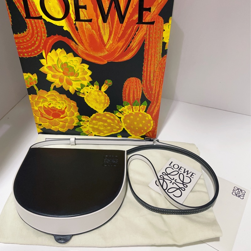 LOEWE Heel Pouch 限定款 黑白拼色 經典馬蹄包 肩帶可調節 可當腋下包 腰包 大號尺寸｜PopChill 拍拍圈
