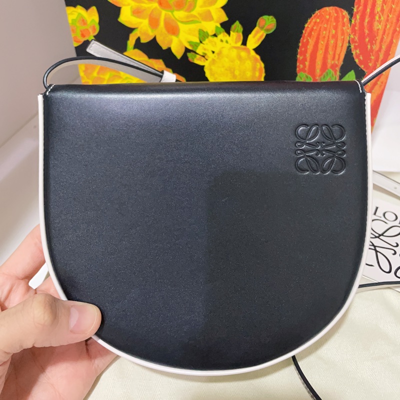 LOEWE Heel Pouch 限定款 黑白拼色 經典馬蹄包 肩帶可調節 可當腋下包 腰包 大號尺寸｜PopChill 拍拍圈