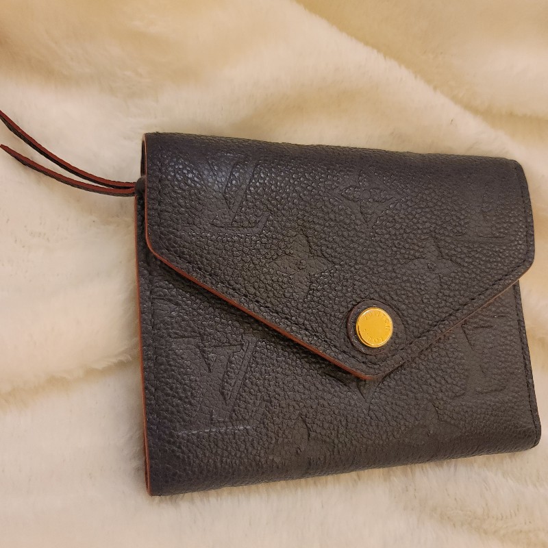 LV 【LOUIS VUITTON】Monogram VICTORINE牛皮壓印零錢袋短夾(海軍藍/紅色)M64577｜PopChill 拍拍圈