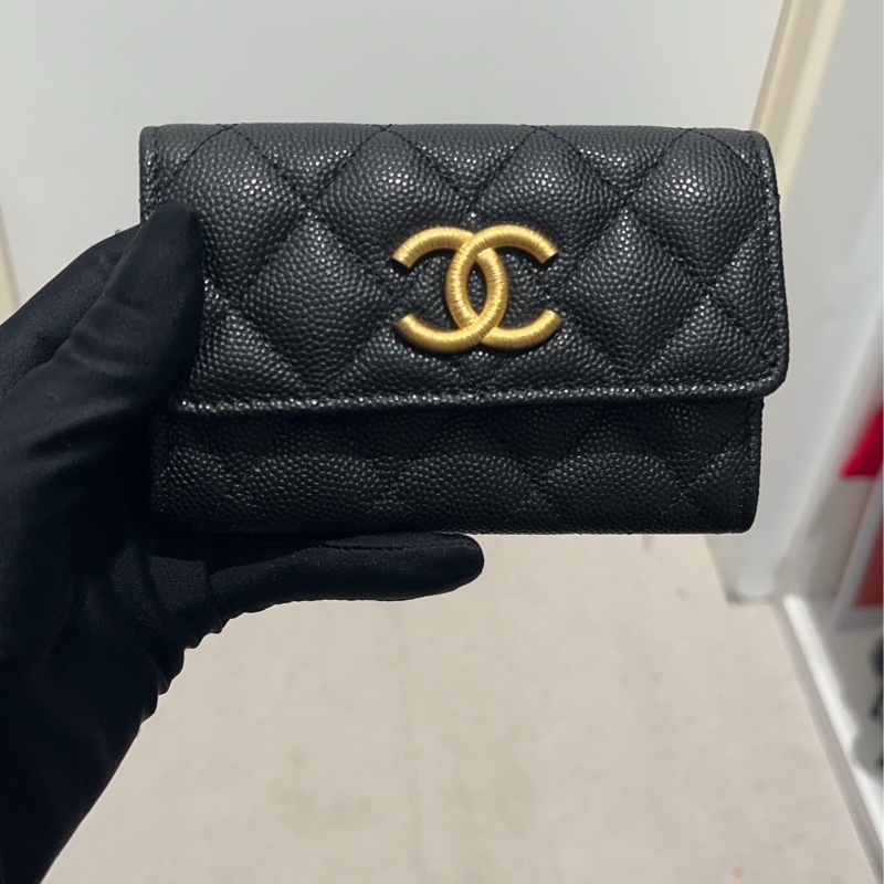 Chanel 23B LOGO 單層掀蓋零錢包 黑金｜PopChill 拍拍圈