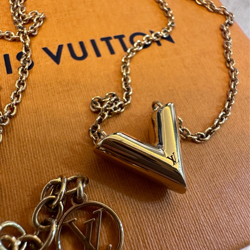 LV - ESSENTIAL V 項鍊｜PopChill 拍拍圈