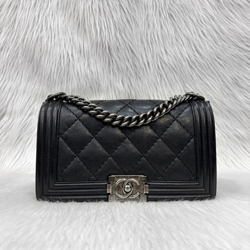 Chanel A67086黑牛皮銀釦粗縫線Boy 25斜背包｜PopChill 拍拍圈