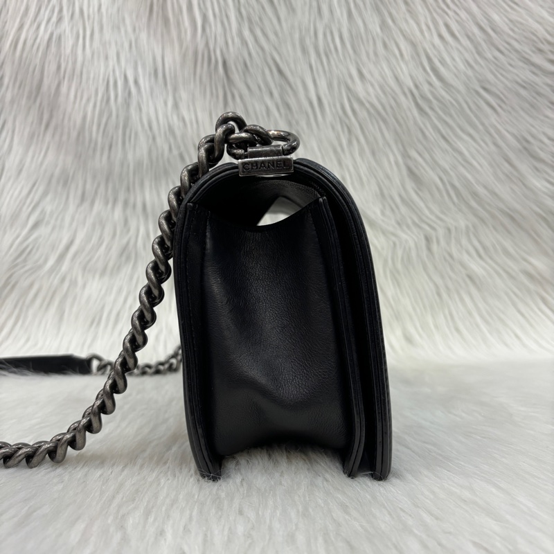 Chanel A67086黑牛皮銀釦粗縫線Boy 25斜背包｜PopChill 拍拍圈