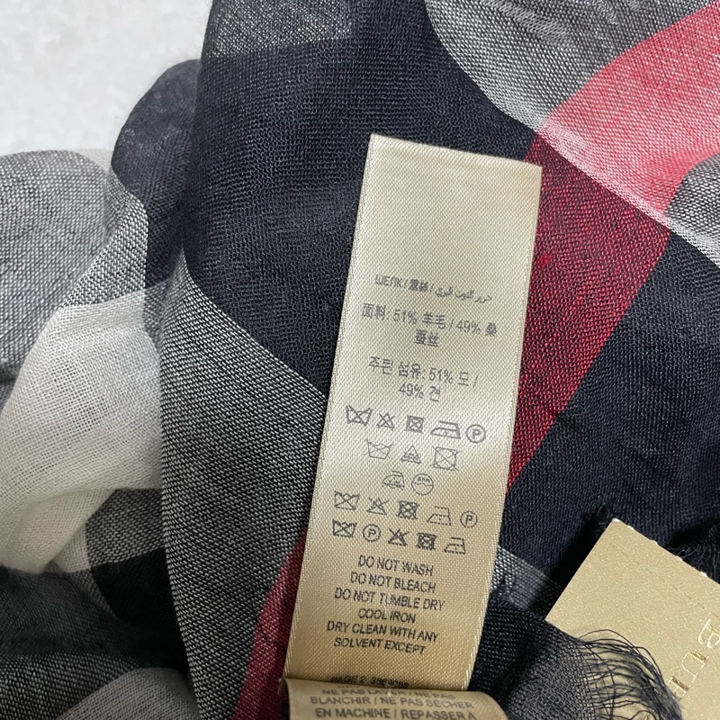 BERBERRY 全新經典款英倫風格紋輕薄桑蠶絲混羊毛圍巾｜PopChill 拍拍圈