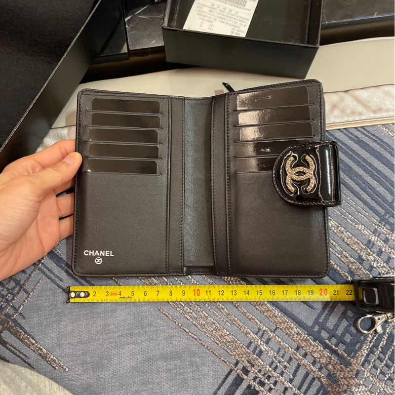 香奈兒CHANEL 漆皮黑色中夾有台北信義區新光三越百貨公司A4發票、紙盒、紙袋｜PopChill 拍拍圈