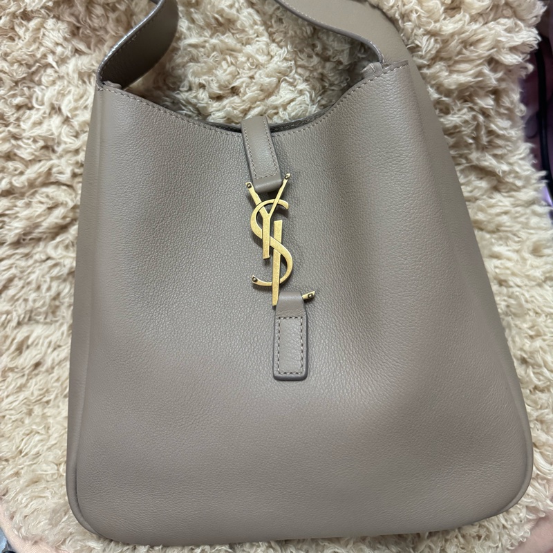 YSL le5a7 hobo包 小款hobo SAINT LAURENT 駝色手提包 經典柔軟款式手袋 麂皮襯裡｜PopChill 拍拍圈