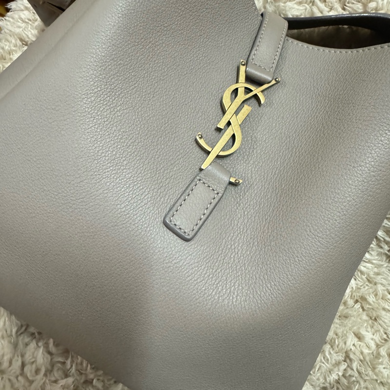 YSL le5a7 hobo包 小款hobo SAINT LAURENT 駝色手提包 經典柔軟款式手袋 麂皮襯裡｜PopChill 拍拍圈