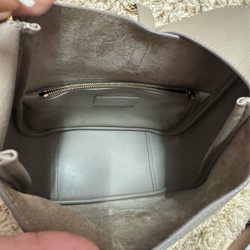 YSL le5a7 hobo包 小款hobo SAINT LAURENT 駝色手提包 經典柔軟款式手袋 麂皮襯裡｜PopChill 拍拍圈