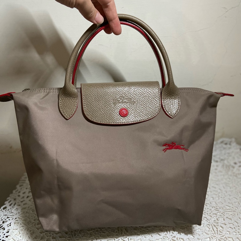 LONGCHAMP 70週年紀念款-經典LE PLIAGE刺繡暗釦/拉鍊短提把尼龍水餃包(小-棕色)｜PopChill 拍拍圈