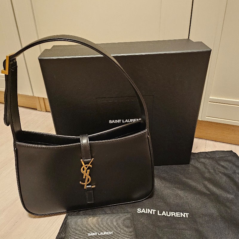 YSL。LE 5A7 光滑小牛皮肩背腋下包(黑色)｜PopChill 拍拍圈