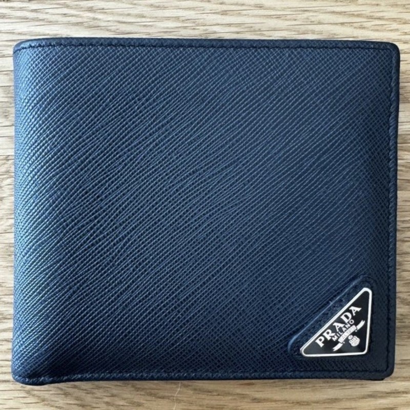 已售 Prada saffiano leather wallet 2MO513 深藍色 十字紋牛皮 男銀包 短錢包 皮夾｜PopChill 拍拍圈