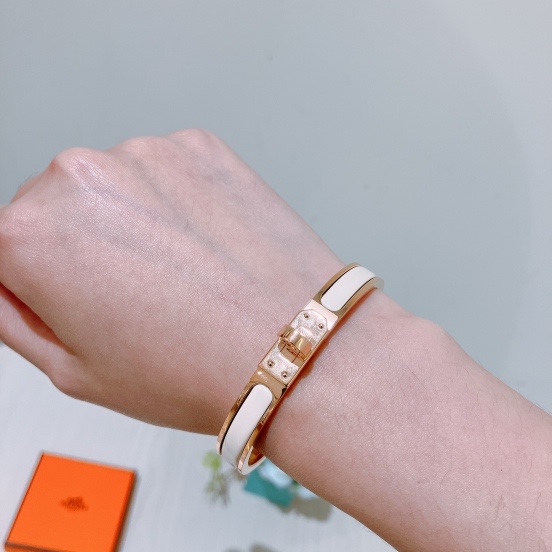 HERMES 愛馬仕手鐲BRACELET MINI CLIC KELLY CREME X RGHW PM SIZE｜PopChill 拍拍圈